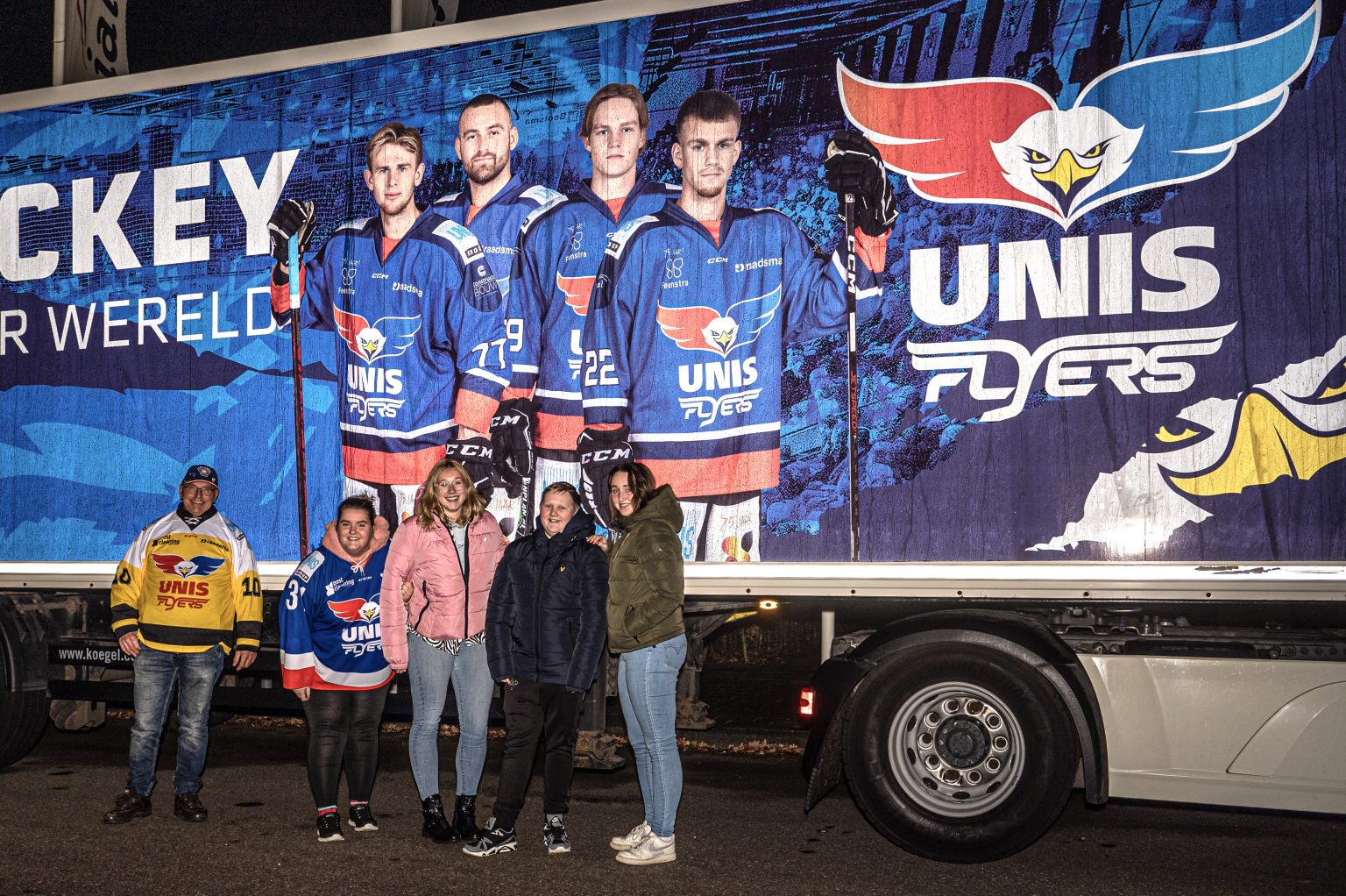 UNIS Flyers op trailer Kooiker Logistiek